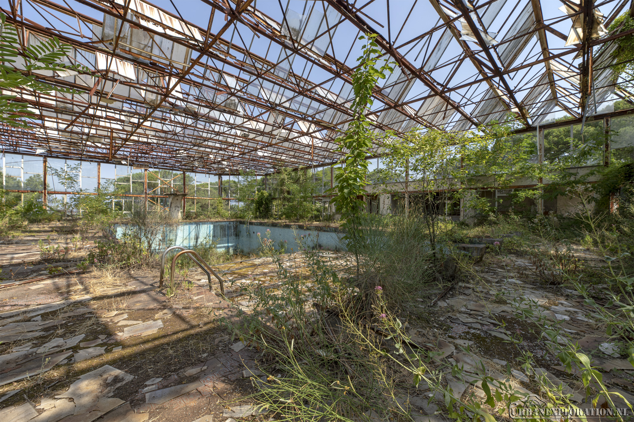 Tropical swimming pool - Italy - Urbanexploration.nl